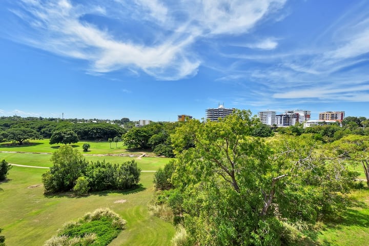 Gorgeous Golf Course Views From Top Floor - Darwin