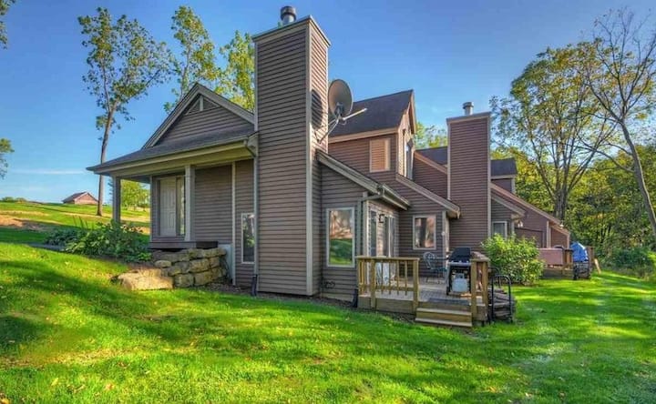 Spacious Townhome In Resort Area - Galena, IL