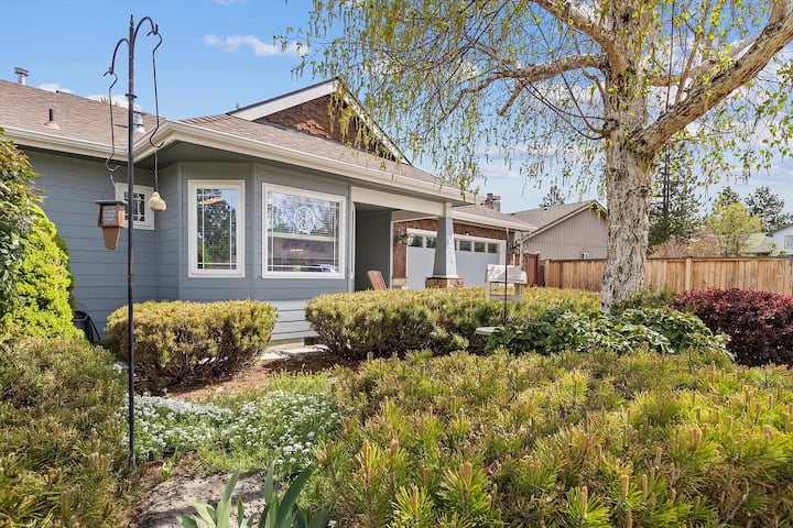 Charming 2 Br + 1 Bonus Room In The Heart Of Bend - Bend, OR