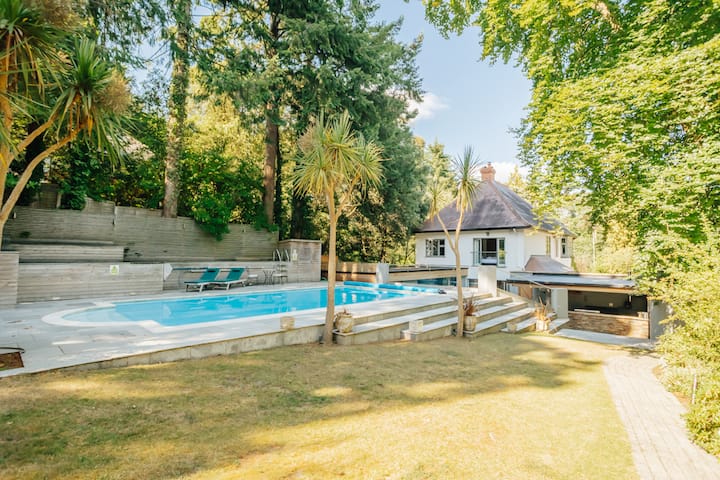 Exclusive 5 Bed House With Pool & Outdoor Kitchen - Sandbanks