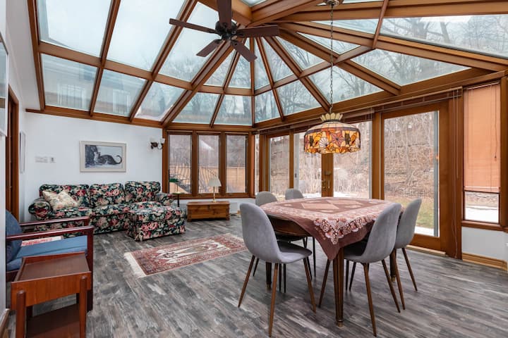 Spacious Family Home Surrounded By Nature - Toronto