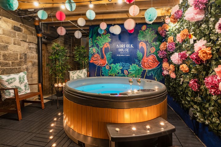 Luxury Hen Party House With Hot Tub Sleeps 25 - Huddersfield