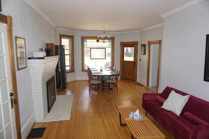 The Farmhouse Room In A Recently Renovated B&b - Charlevoix, MI