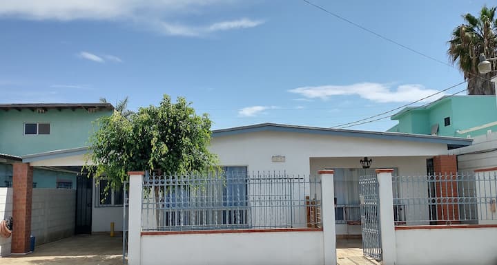 Modern Renovations. Fast Wi-fi. Beach, Food, Nightlife & Market Access W/in 3 Km - Ensenada