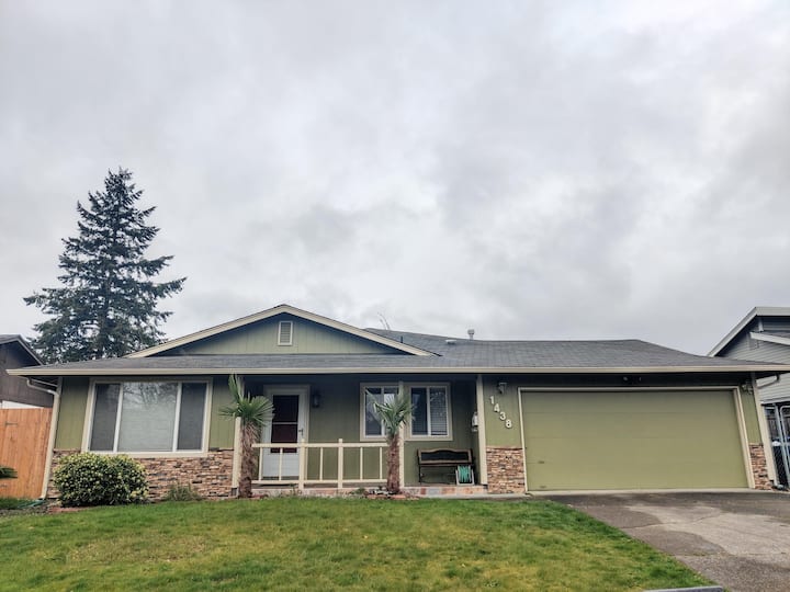 Spacious 4 Bedroom In The Heart Of Puget Sound! - Tacoma, WA
