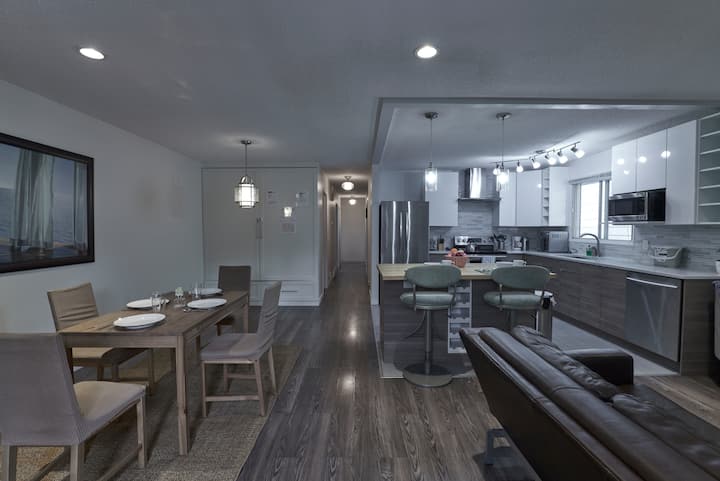 5 Bedroom Semi-detached Close To Mountains & City - Calgary