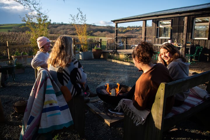 The Deckhouse, Cabin With Big Deck Nr Hay-on-wye - Hay-on-Wye