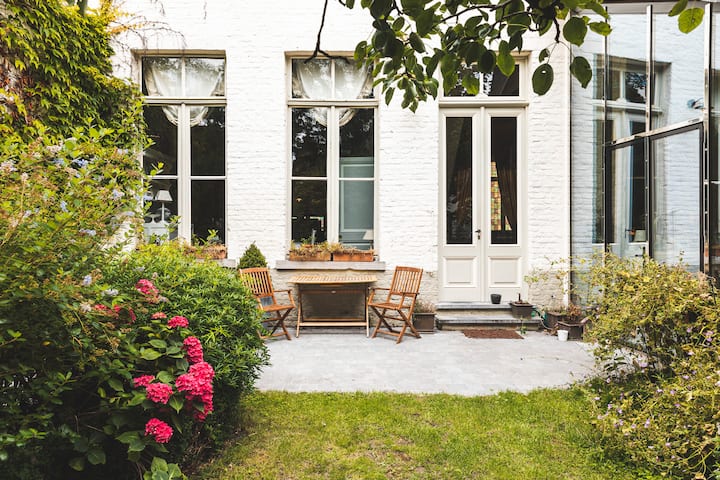 Ruime Familiekamer Met Mezzanine & Eigen Eetruimte - Bruges