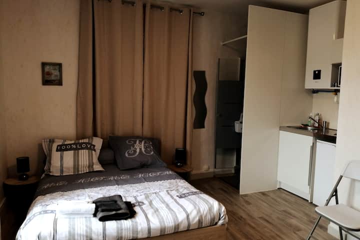 Studio Une Chambre, Centre Ville, Parking Gratuit - Augne