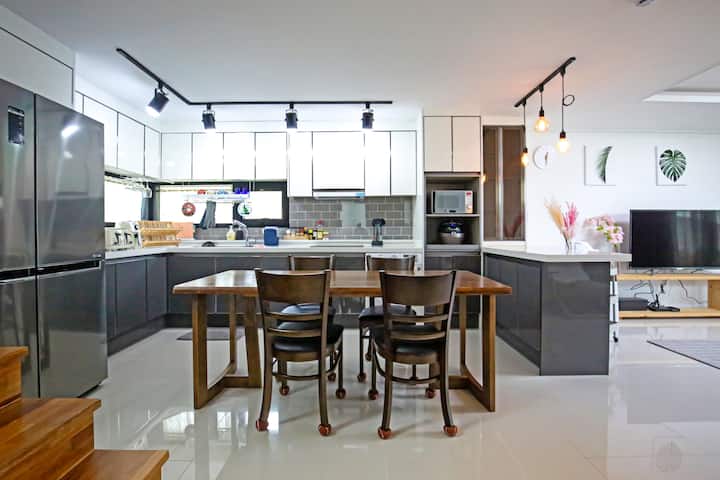 [연박할인]타운하우스 복층독채/협재,금능해수욕장 5분/넷플릭스/바베큐/대형tv/세탁,건조 - Jeju-si