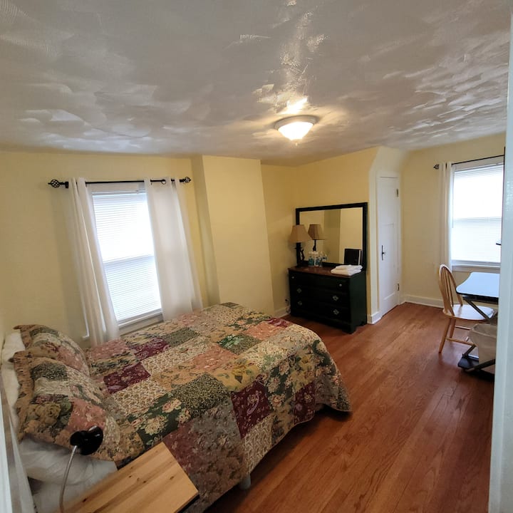 Stay In A  1930 Home - Dayton, OH