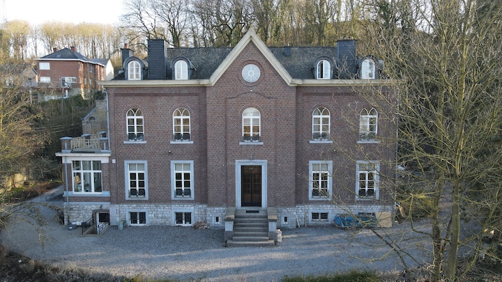 Un Beau Château Dans Un Environnement Calme, Vert - Waremme