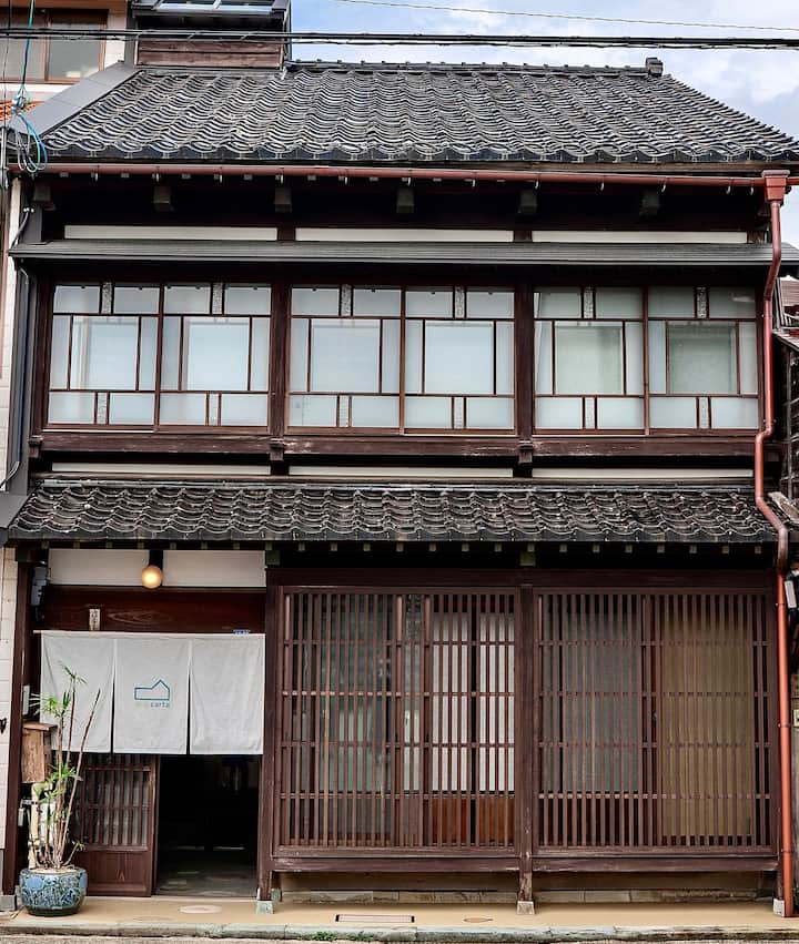 Small Japanese Room With Strawberry Colored Alcove - Kanazawa