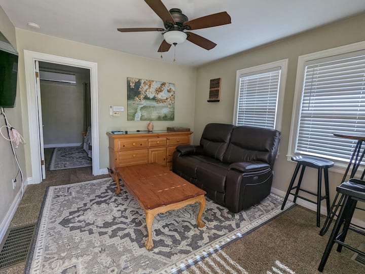 Midtown Magic - Comfortable 1 Bedroom - 리노