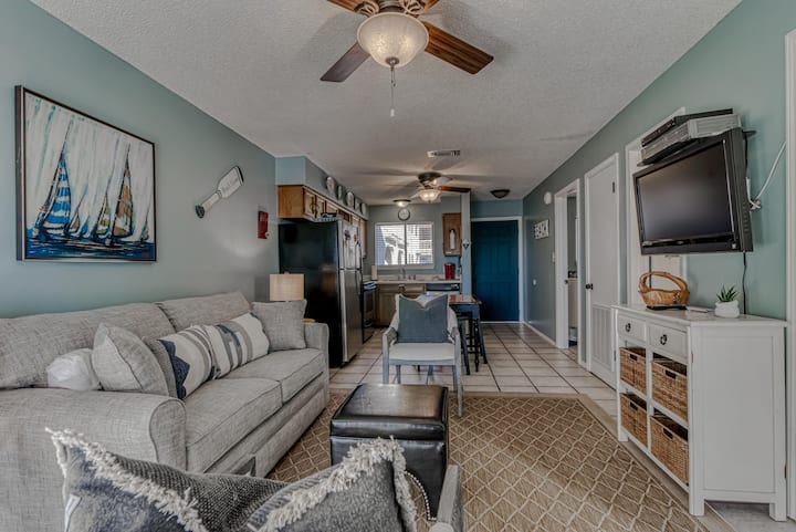 Beach Views, Great Location! 2bed/2bath, Sleeps 6 - Gulf Shores, AL