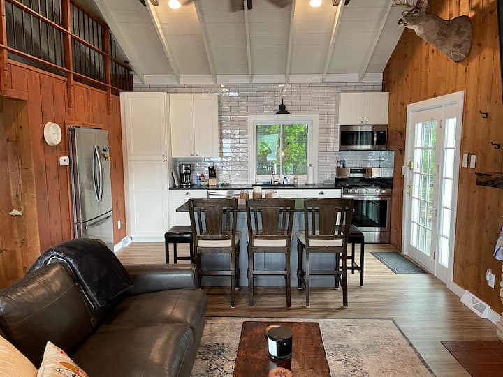 Okauchee Lake - Newly Remodeled Cozy Cottage - Oconomowoc, WI