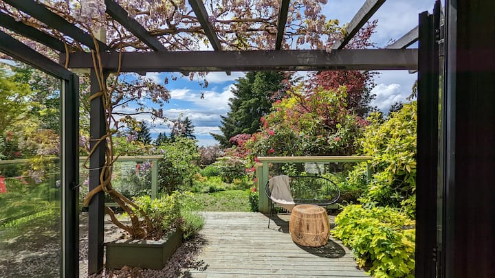 Bright One Bedroom Suite With Ocean View - Sunshine Coast