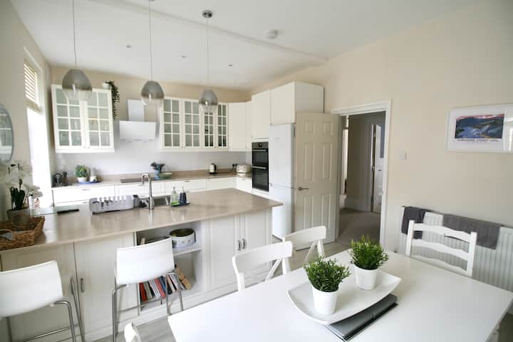 Cliff Top Victorian 5 Bedroom Home Close To Centre - Scarborough