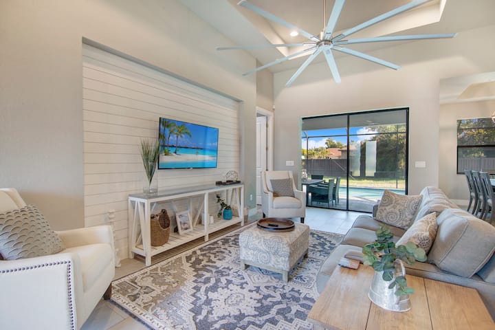 Latitude Adjustment - With Pool & Outdoor Kitchen - Caribbean