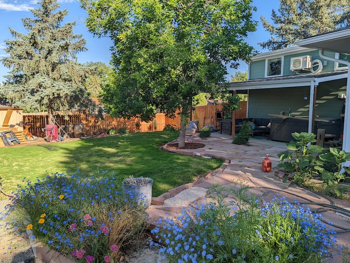 Cozy 2 Bed Home W/ Hot Tub & Magical Outdoor Space - 롱먼트