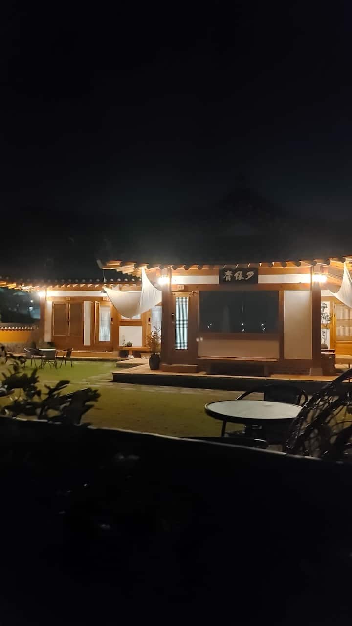 마당 예쁜 집/
조용히 쉬어가는 곳/
경주월연재/
한옥숙소(삼월) - Gyeongju-si