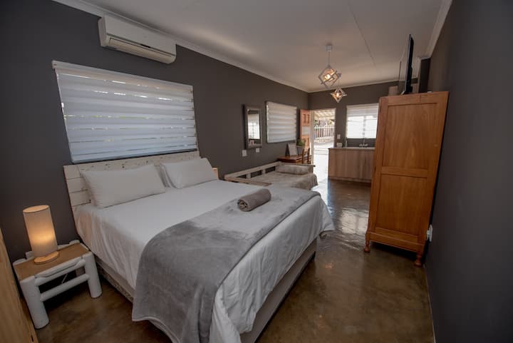Die Moerbeiboom - Green Leaf - Bloemfontein