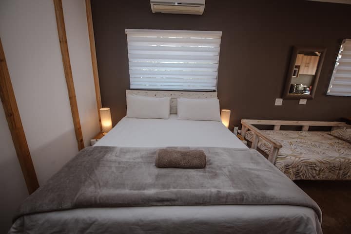 Die Moerbeiboom - Green Leaf - Bloemfontein