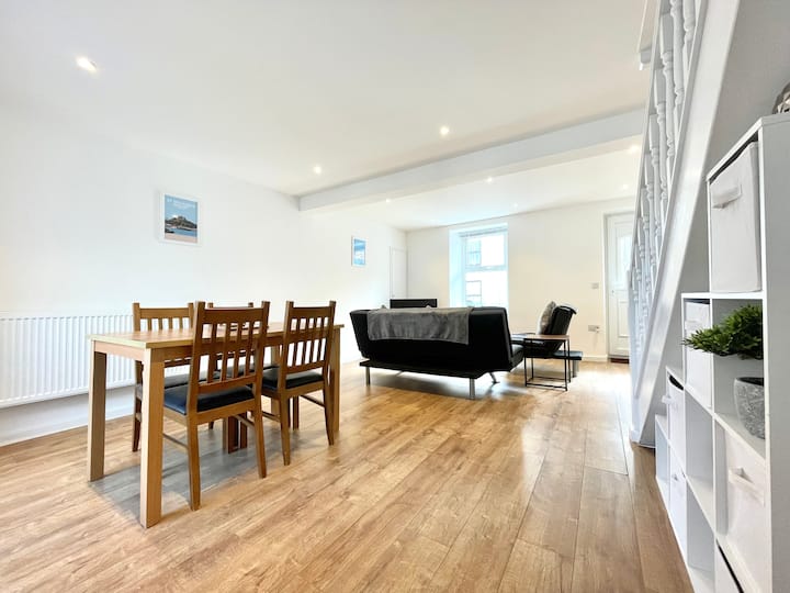 Townhouse With Parking Close To Local Amenities - Mousehole