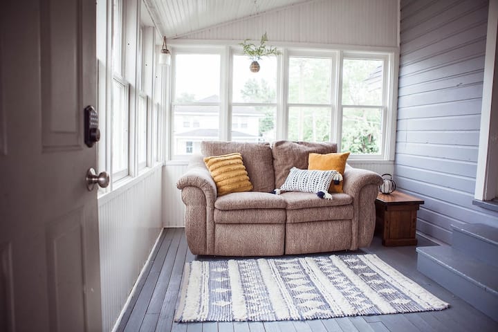 Cozy Apt #2 W/charming Sunroom - Kokomo, IN