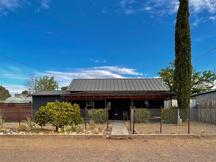 Marfa Gaze - Desert Adobe With Stock Tank Pool - Marfa, TX