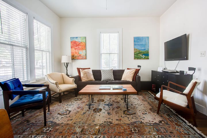 Dove Cottage - Mid-century In A Classic Farmhouse - Fredericksburg, TX