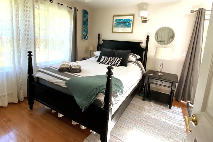 Cheerful, Romantic Retreat For Two - Oak Bluffs, MA