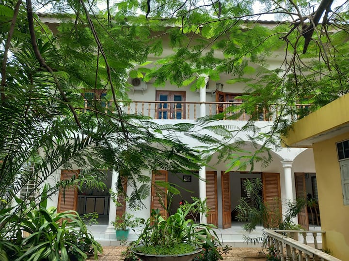 Chambres/balcon Dans Une Maison Avec Jardin - Cotonou