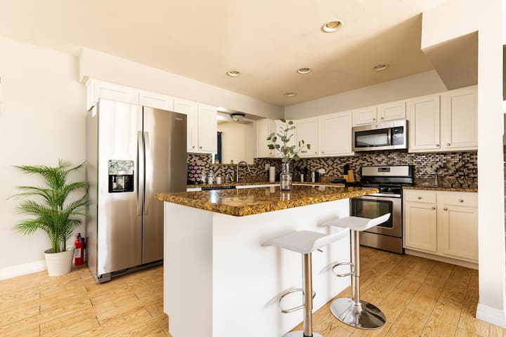 Spacious 4 Bedroom 3 Bathroom By Downtown Chandler - Chandler, AZ