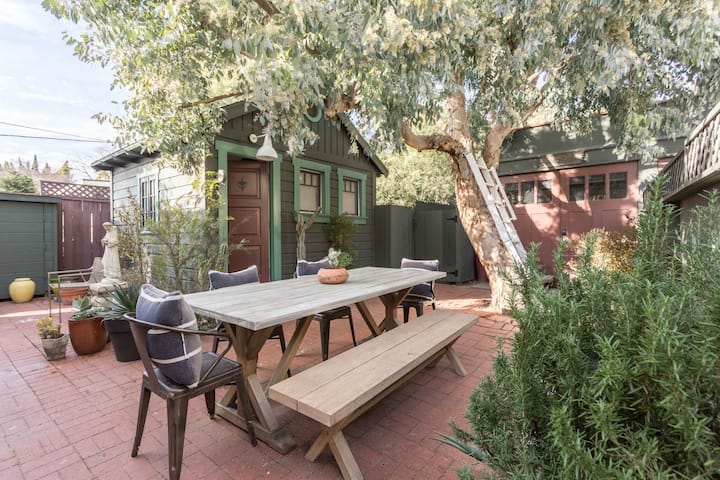 Le Cabanon, Franklin Hills - Los Angeles, CA