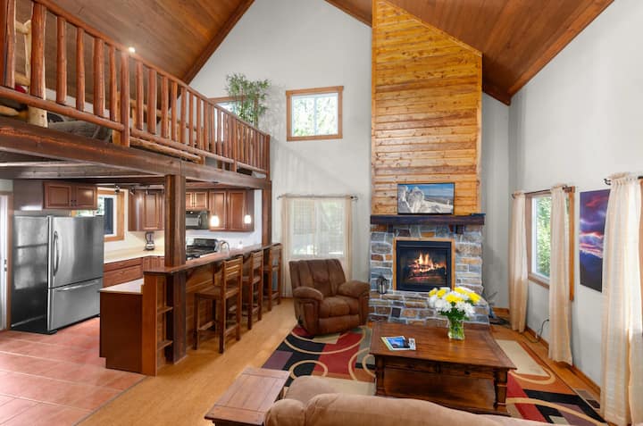 Peaceful Custom Home Sleeps 10 - East Glacier Park, MT