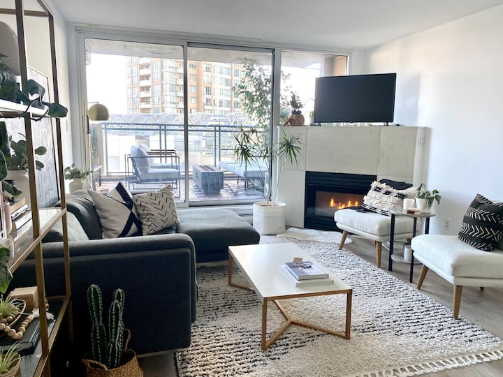 Spacious 1-bedroom With King Bed And Large Balcony - 