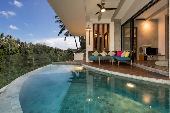 Jacuzzi Overlooking Cliff - Private Villa - Indonesia
