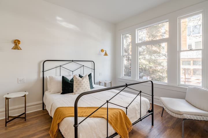 1br • Walk To Coffee, Brews & Nw 23rd Shops - Portland, OR