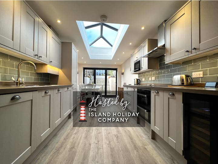 Pass The Keys Townhouse Cowes, Newly Refurbished Garden House - Isle of Wight