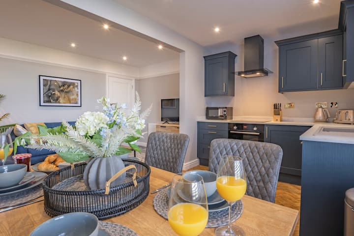 Luxury 2 Bed Apartment, Sea View, Near The Beach. - Colwyn Bay