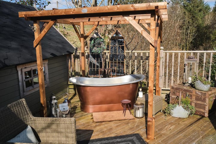Floras Cabin | Outdoor Tub | Romantic Escape - Wales