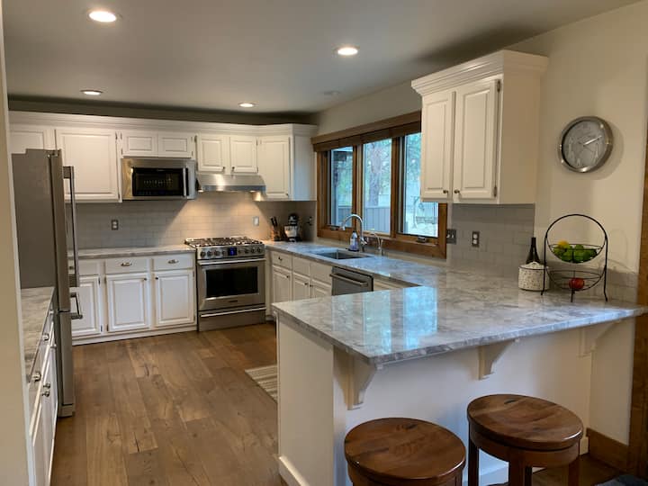 Classic Sunriver Lodge - 12 Sharc Passes Included - Sunriver, OR