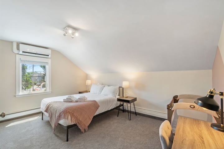 Boho Chic Room @ The Admiral House-providence - Providence, RI