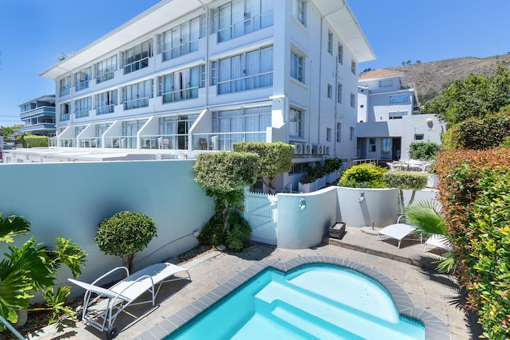 Seaview Bliss, A Sunny Apartment And Pool - Cape Town