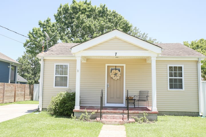 Entire Home Minutes From New Orleans - Chalmette, LA