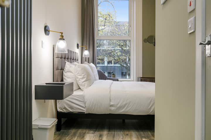 Modern Hotel Double Room With Breakfast Included - Belfast