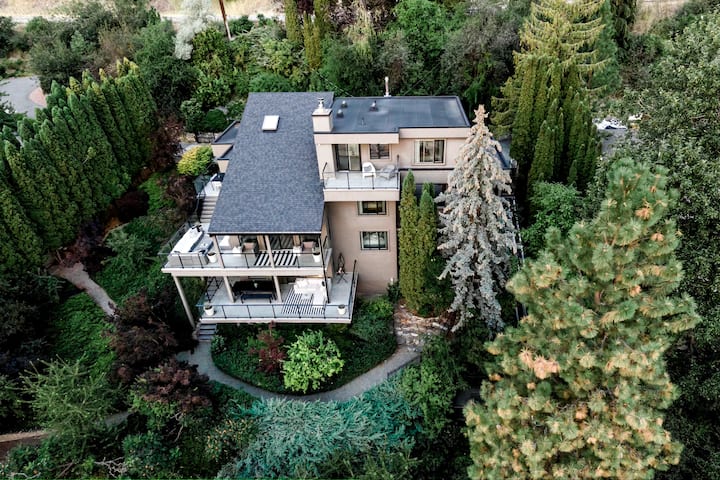 West Kelowna Modern Lake Front Home - Kelowna