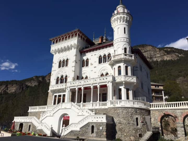 Un Séjour Dans Un Château En Montagne éTé Et Hiver - Jausiers