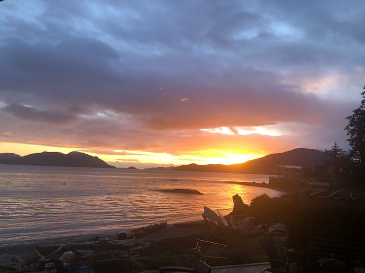 True Beachfront Home- Rare-  25 Mins  To Downtown - Bowen Island